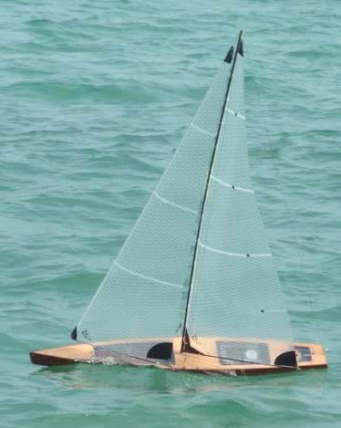 Matt’s T50 rc model sailboat on the water – Tippecanoe Boats